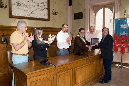 Una targa per il Maestro del Lavoro Dino Paoletti « ilTamTam.it il ...